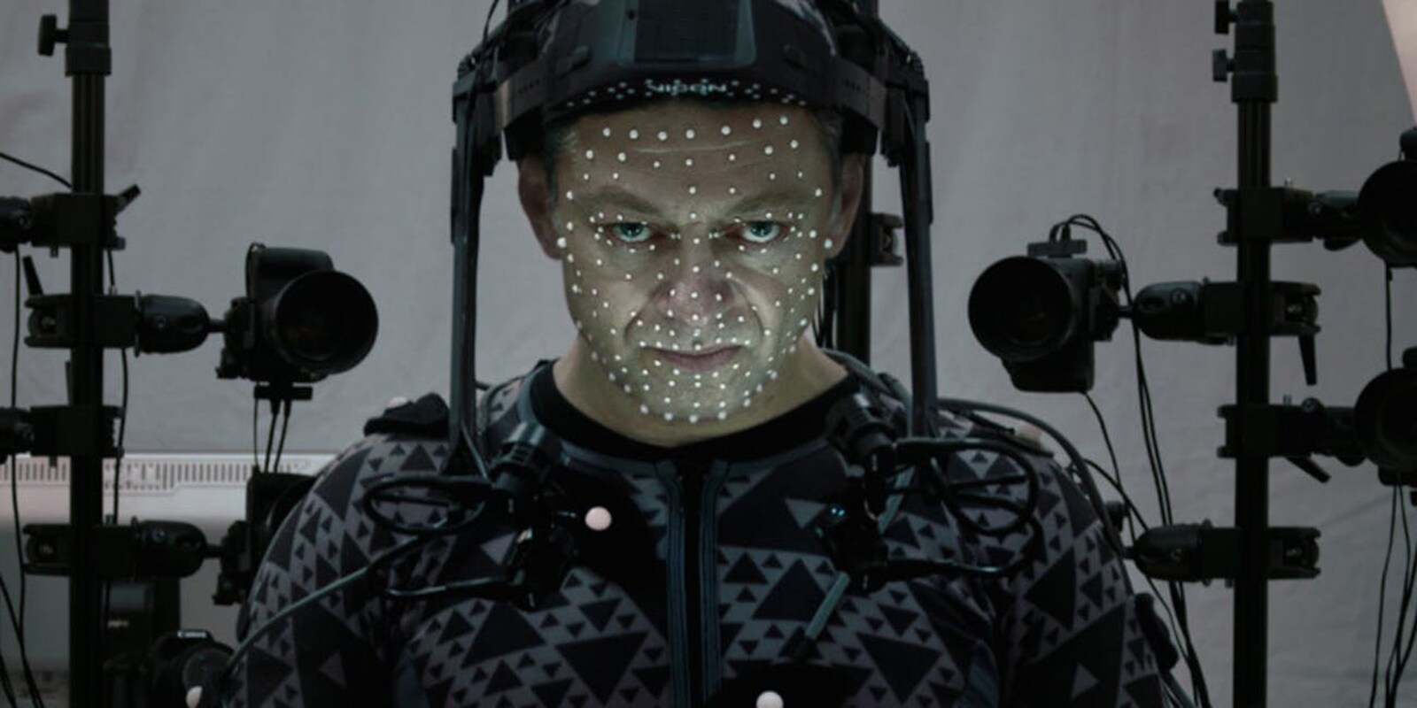 And cut! Andy Serkis wühlt im Dreck, um Gollum zu spielen, und hätte ...